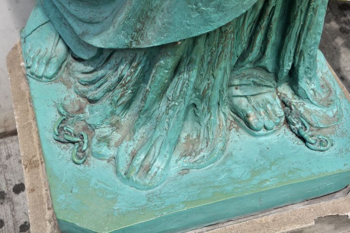 Independence Day And The Statue Of Liberty Chains Explained